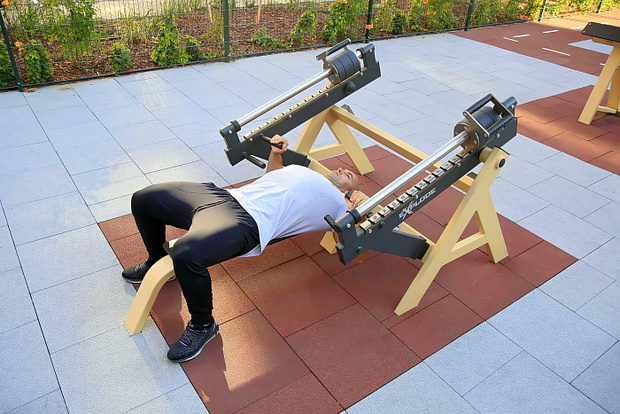 Explode Supine Press, Utomhusgym